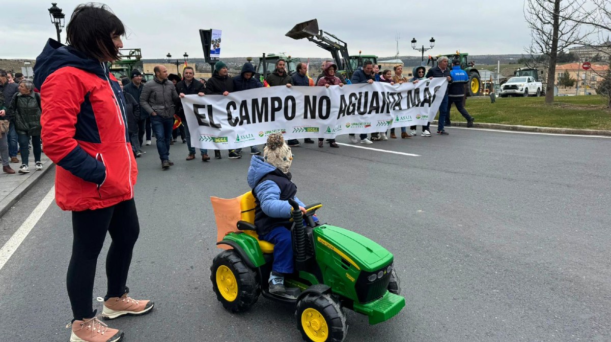 Tractorada contra la competencia desleal y burocracia en el campo ...